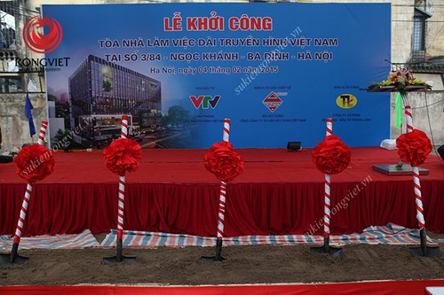 Construction of the backdrop of the groundbreaking ceremony, fast and ...