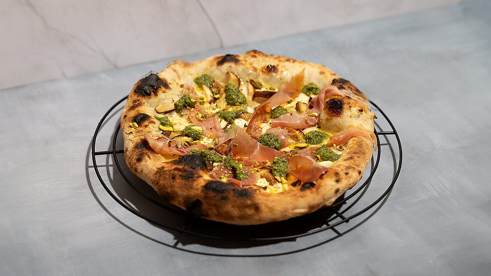 Oppskrift: Napolitansk pizza med hvit saus og shiitake sopp. Toppet med ...