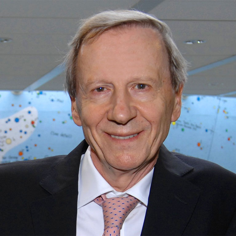 Anthony Giddens Named 2022 USIA Award Winner for Sociology