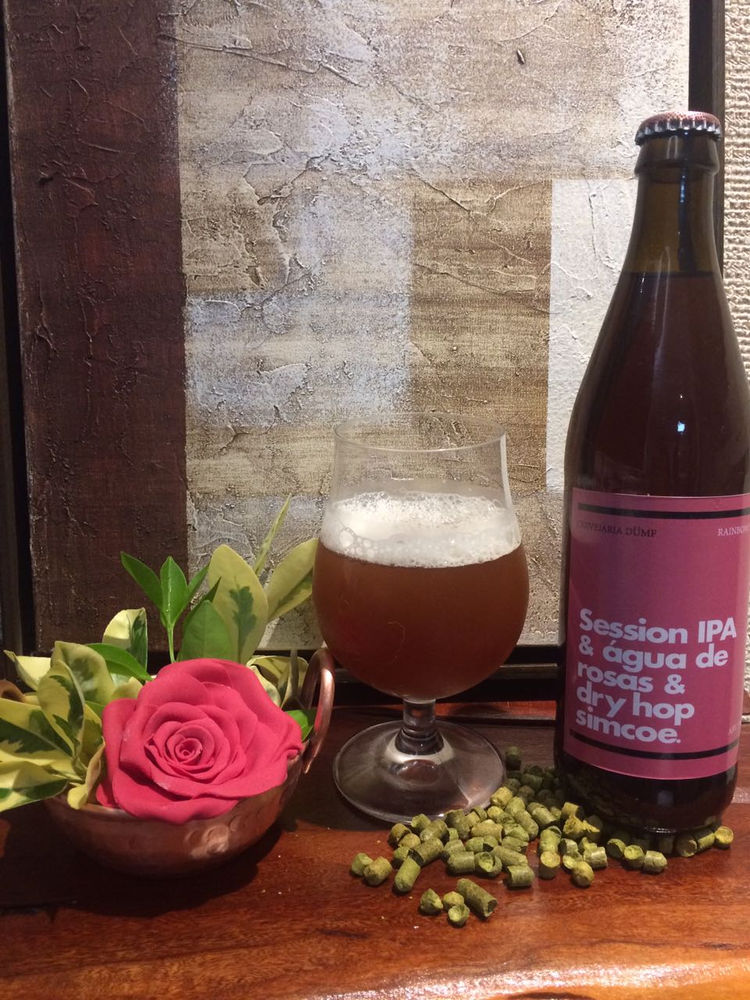 Irmãs criam cerveja feita com água de rosas em homenagem às mulheres