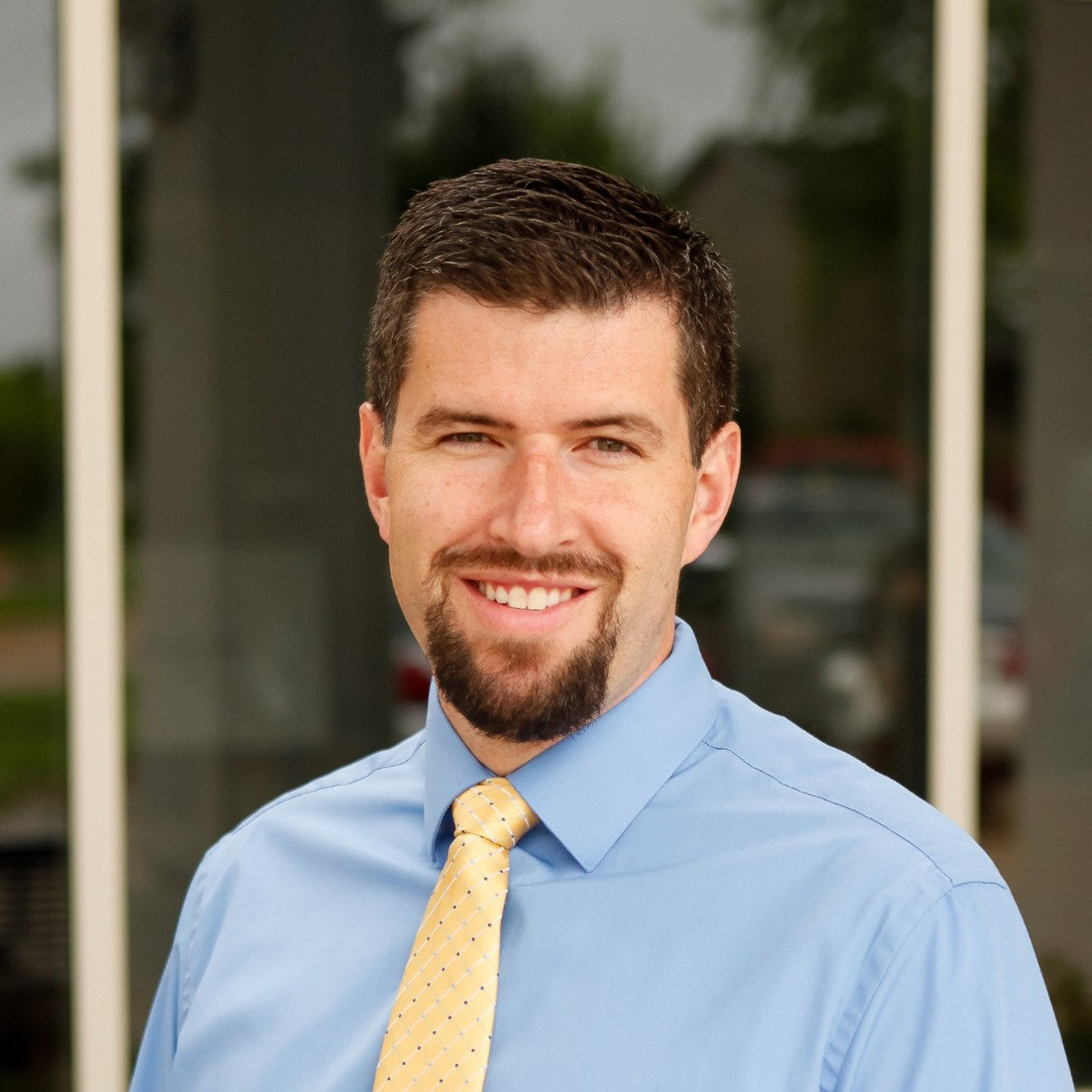 Dr Larsen headshot_edited.jpg