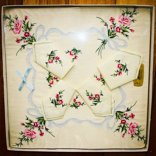 Vintage Embroidered Supper Set with 4 Serviettes, table linen set in ...