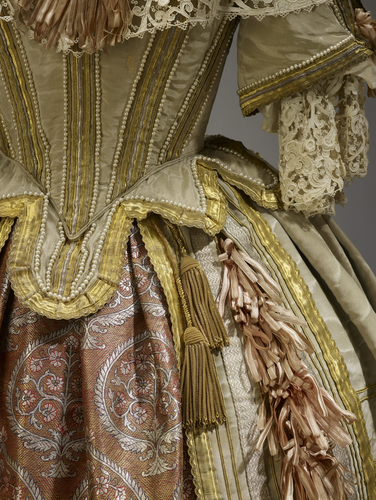 About Queen Victoria's Dresses