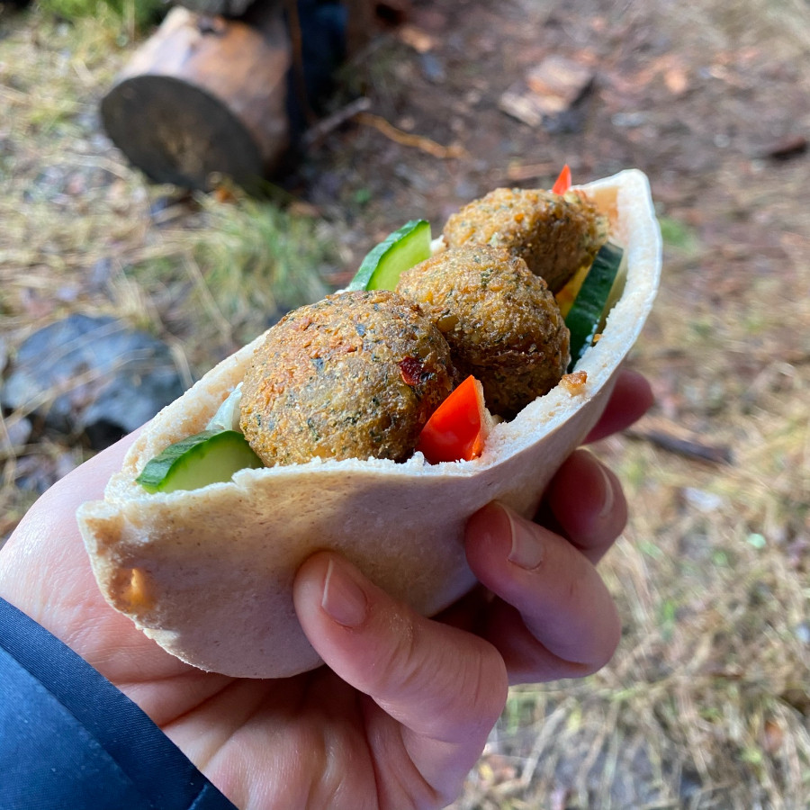 Pitabrød med falafel, grønnsaker og tzatziki - enkel og rask turmat på ...