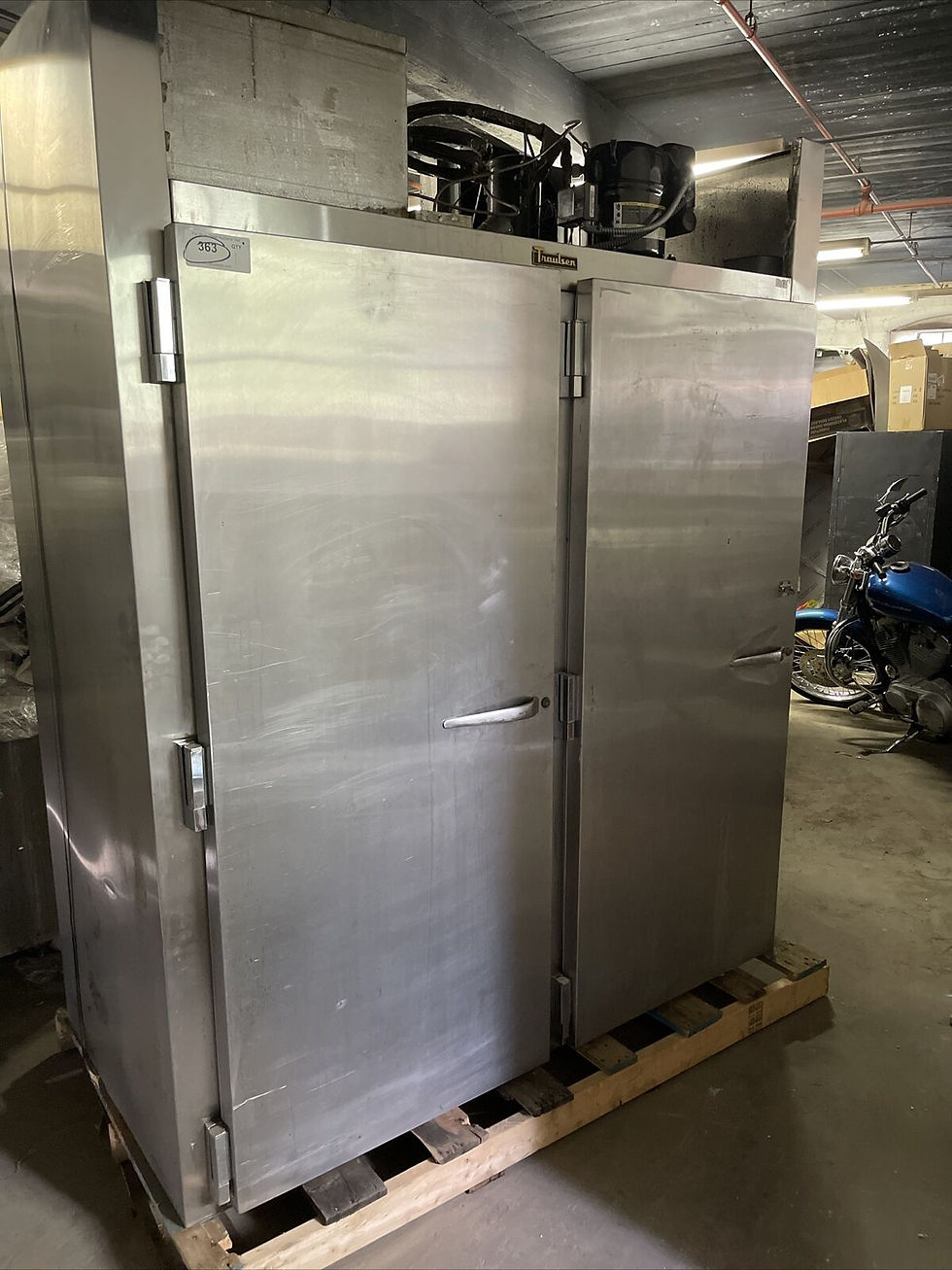 174-0191 Traulsen ARI232LPUT 68" Solid Door Self Contained Cooler | GES