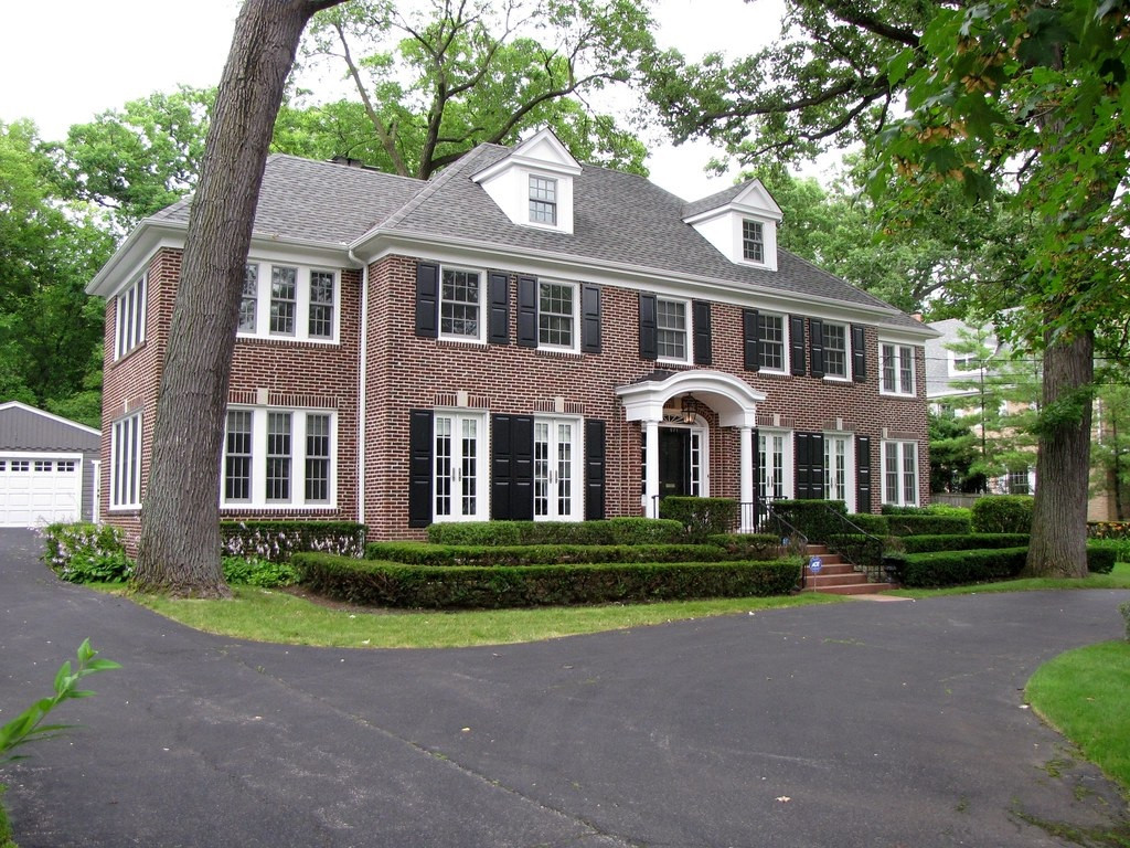 10 Famous Christmas Movie Houses, Locations & Fun Facts