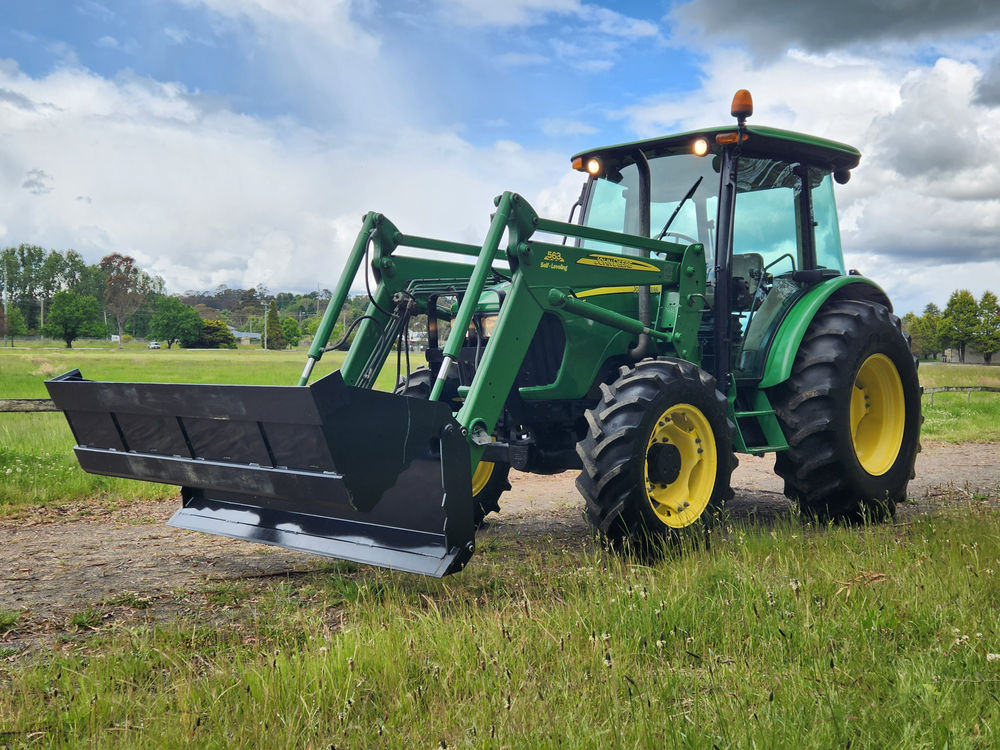 John Deere 5083E 85Hp 4cyl Cab Loader Tractor with 4in1 Bucket – 930hrs