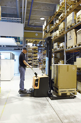 Gerbeur Electrique Cat | Application Stockage et Entrepôt Logistique