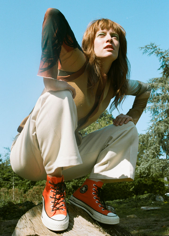 Orla Gartland shares long awaited debut album "Woman on the Internet"