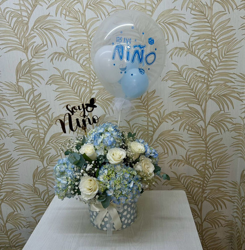J090-Ramo hortensias, globo, topper | Judith Floristería
