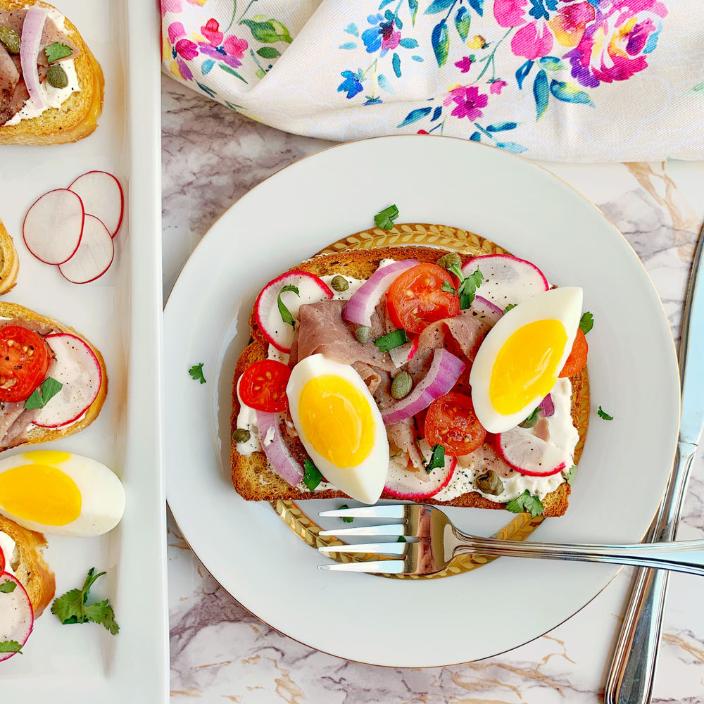 Roast Beef Toasts with Horseradish Cream