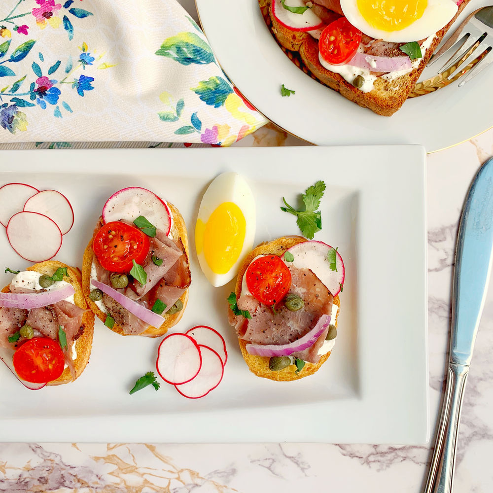 Roast Beef Toasts with Horseradish Cream