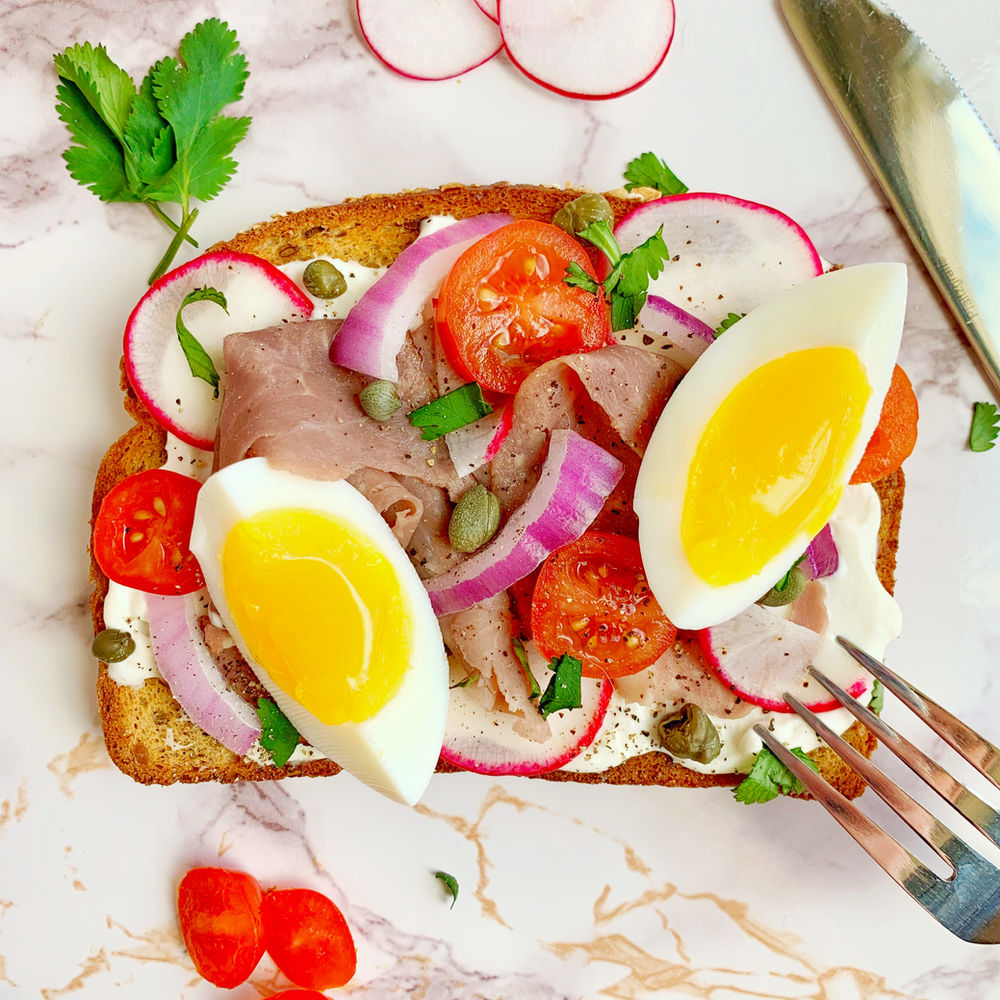 Roast Beef Toasts with Horseradish Cream