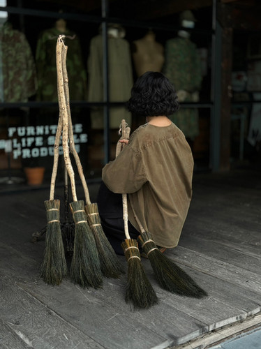 130-cm Spooky Broom (Dark Brown) | Baan Boon
