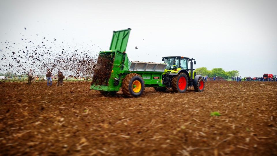 Muck Spreaders | crossagrieng