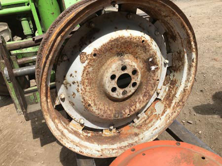 4589 Fordson Major 10 spoke rear wheel needs some repairing | Pocock