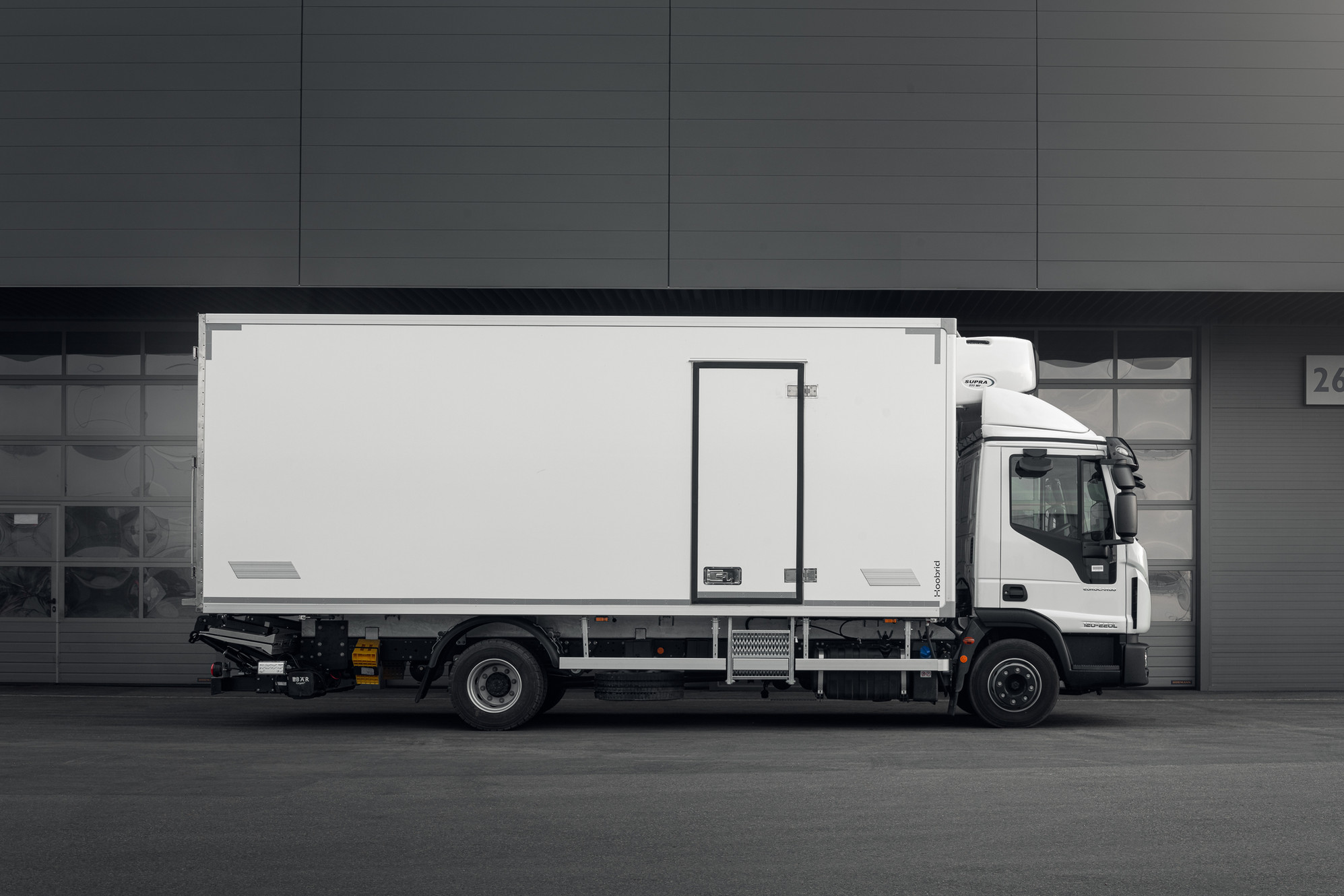 Platform and tarpaulin bodies for van chassis | Hoobrid