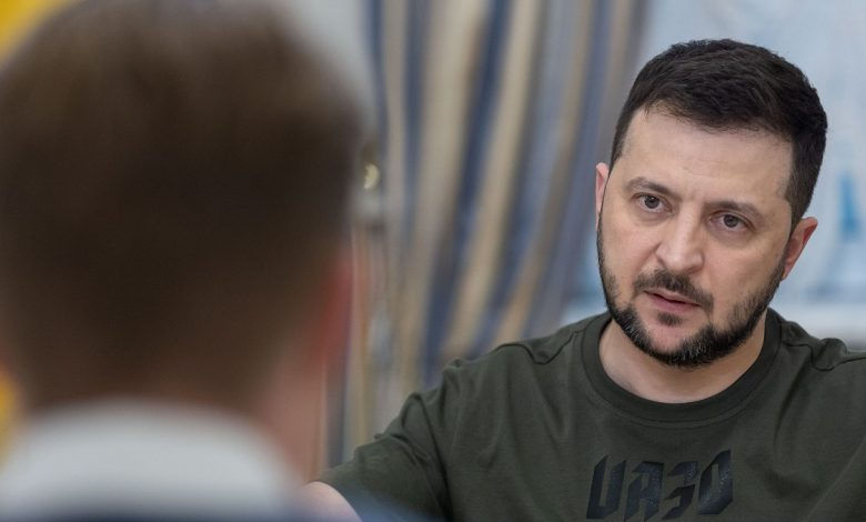 Interview afgekapt na opmerking over Zelenski die foto van soldaat met ...