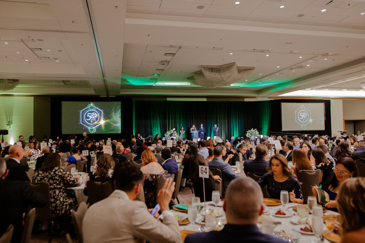 Choosing the right Projector Screen rental for your event.