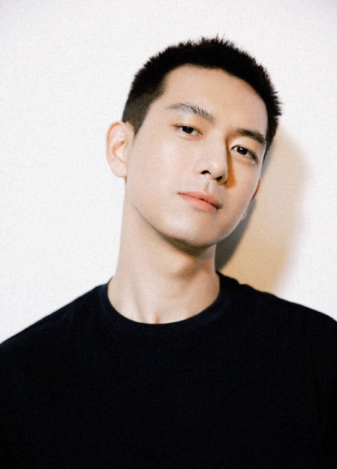 Li Xian shows new haircut