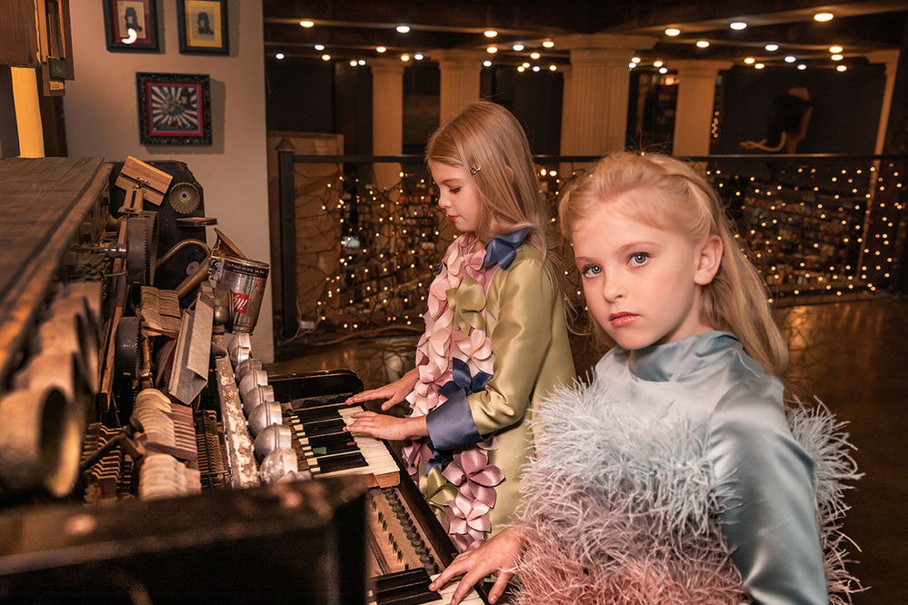 The Hollywood Twin Starlets - London & Sedona Fuller