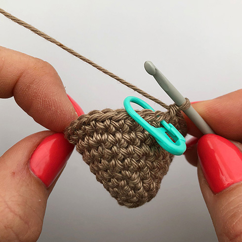 Cute animal magnets // free crochet pattern