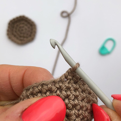 Cute animal magnets // free crochet pattern