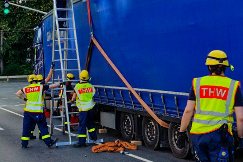 (SG) LKW drohte umzukippen - stundenlanger Großeinsatz von Polizei und THW