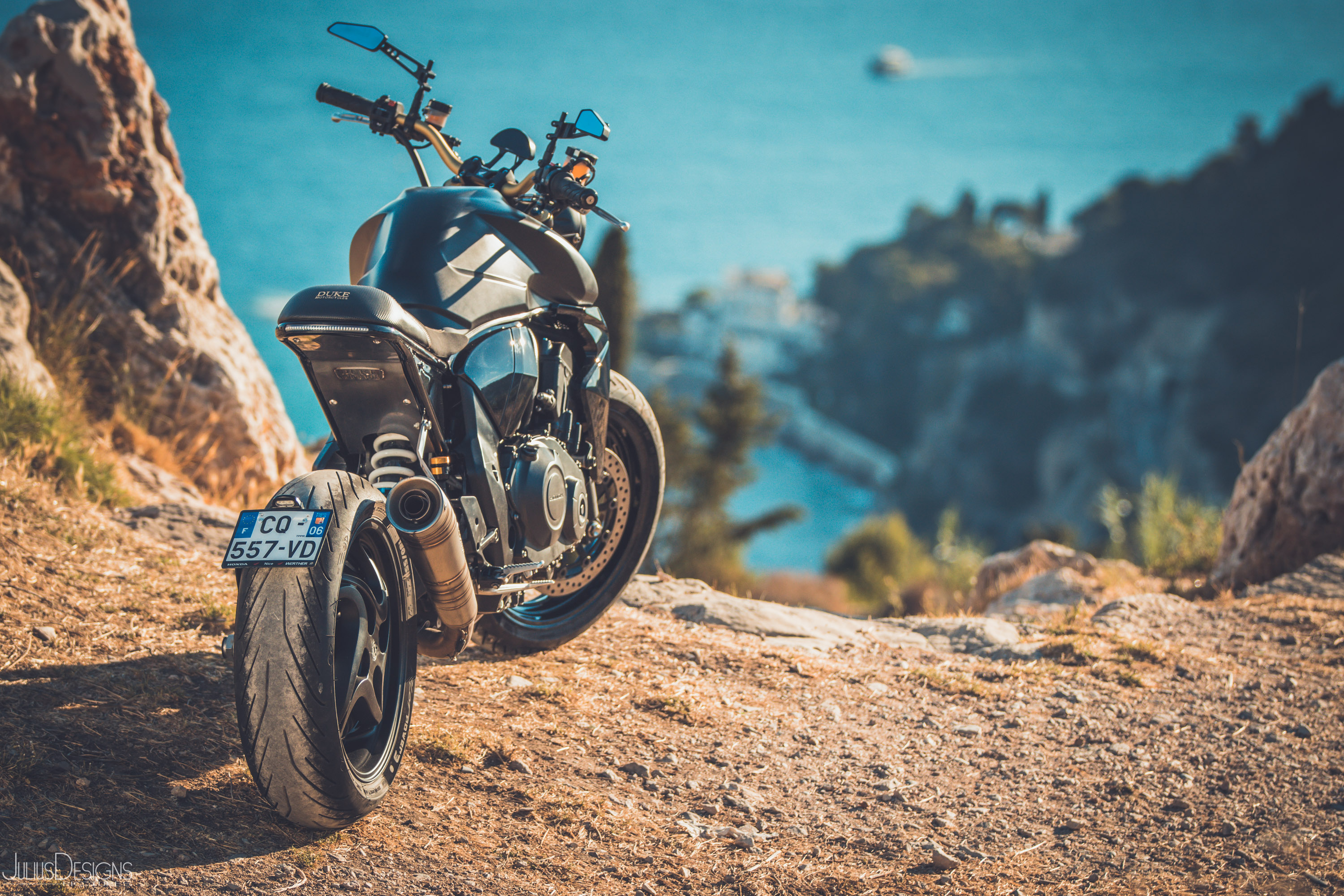 Duke motorcycles cafe racer scrambler sur nice monaco preparation moto