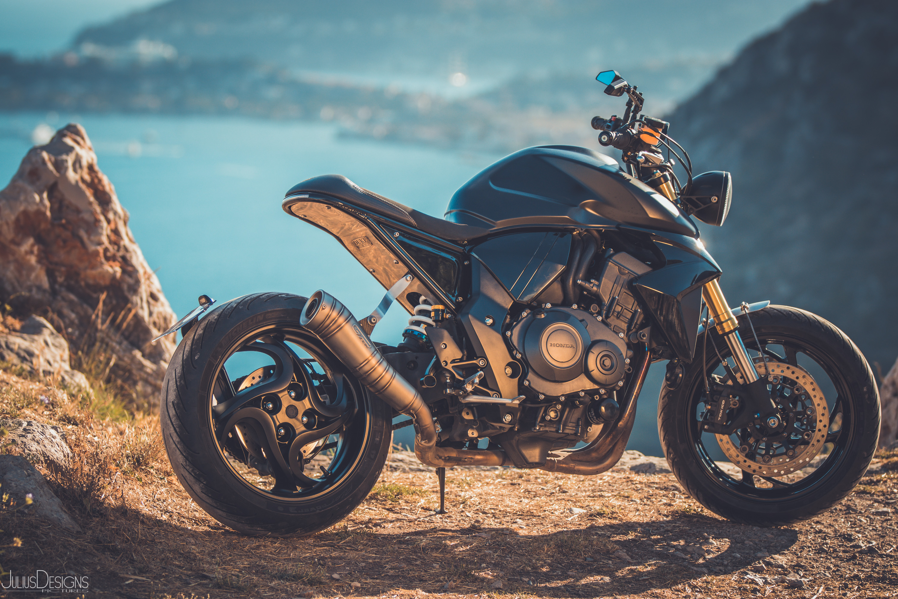 Duke motorcycles cafe racer scrambler sur nice monaco preparation moto