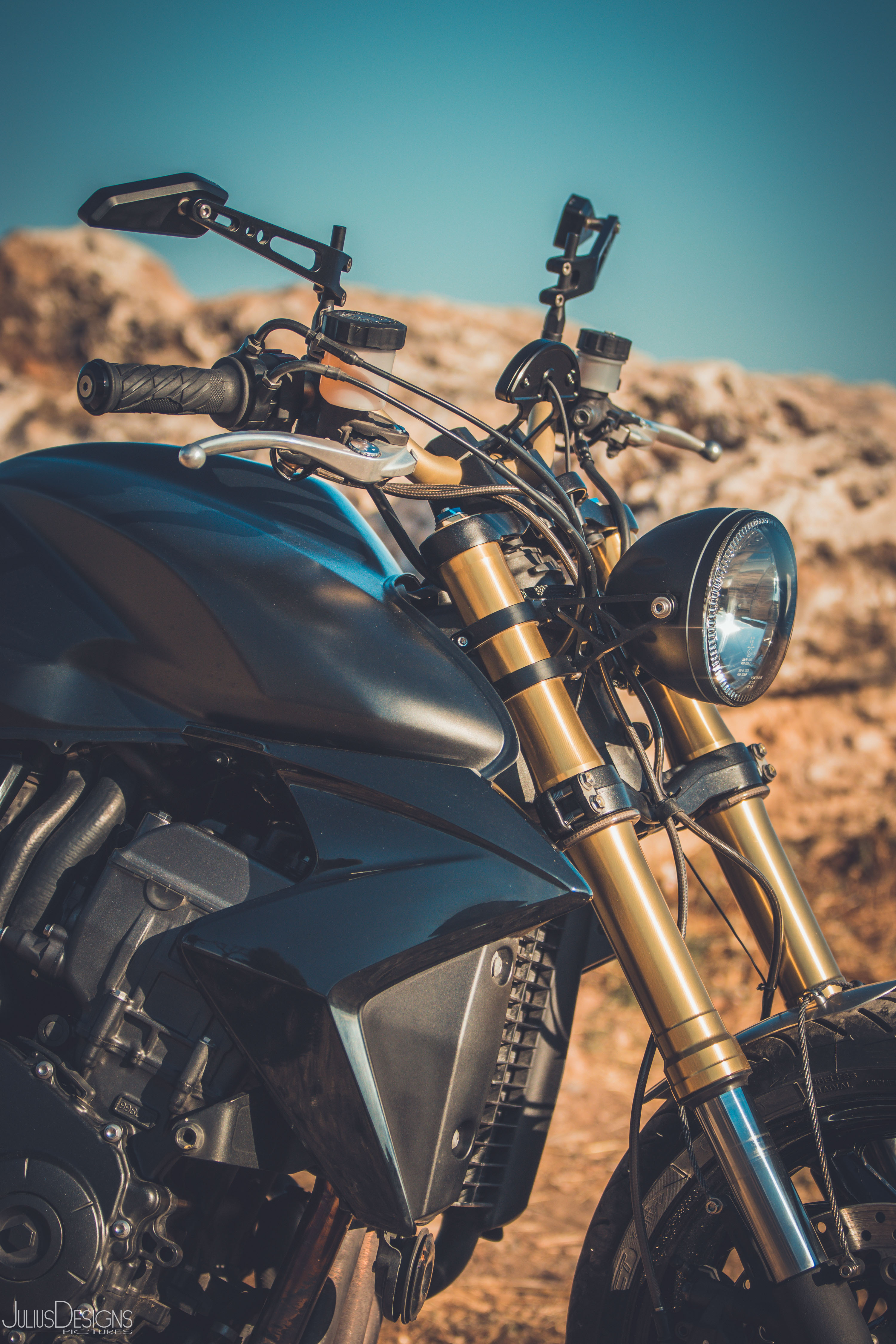 Duke motorcycles cafe racer scrambler sur nice monaco preparation moto