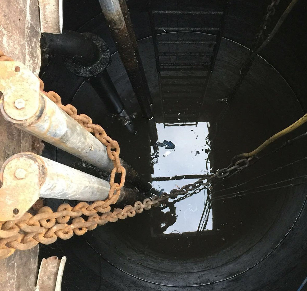 Submersible pump lifting chains