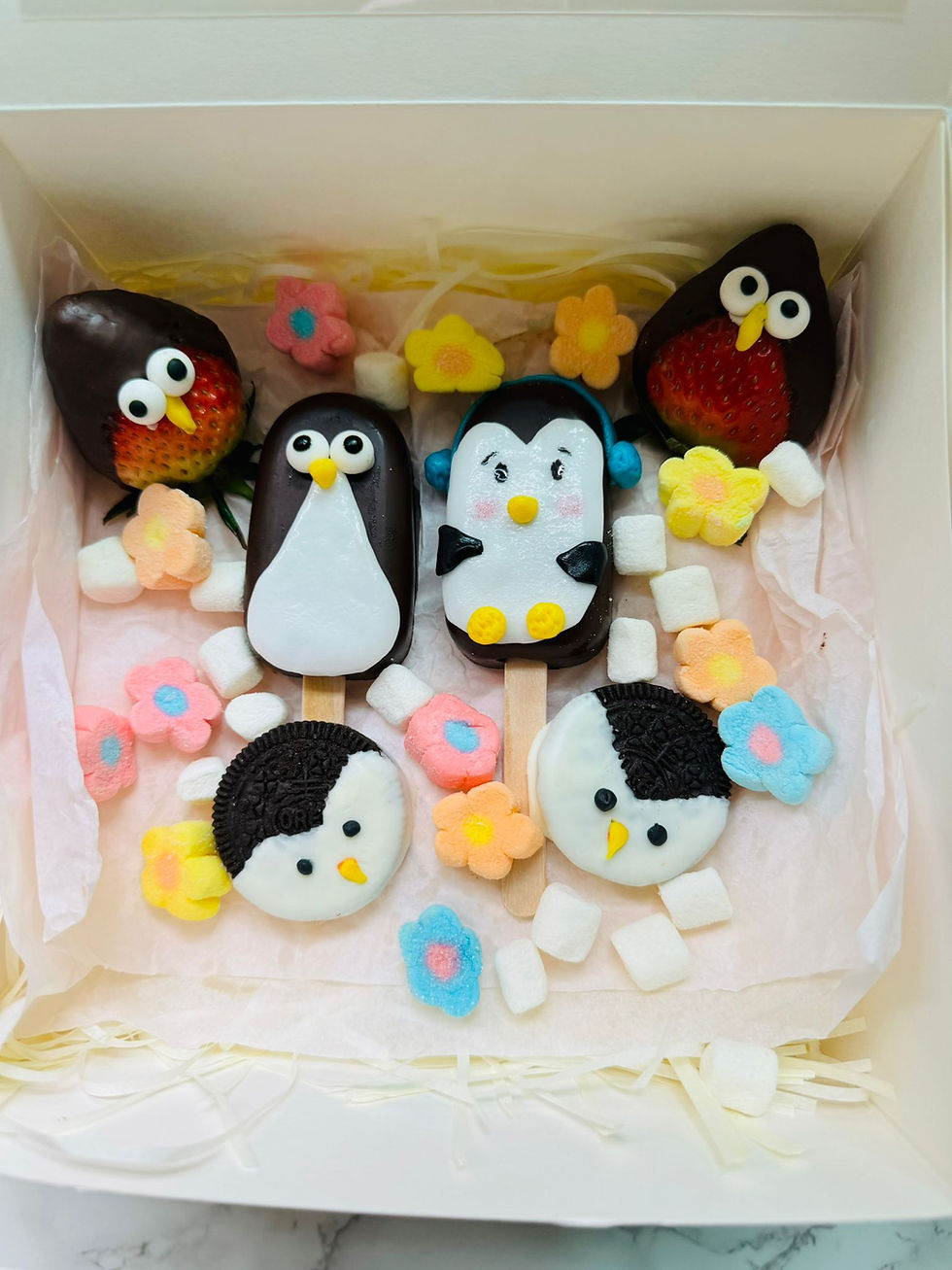 Penguin-themed mixed Cakesicles, Strawberries and Oreo | Last minute ...