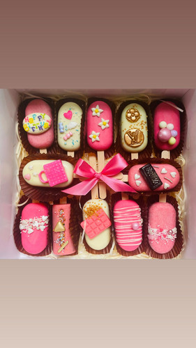 Happy birthday gift box of 12 cakesicles | Last minute desserts