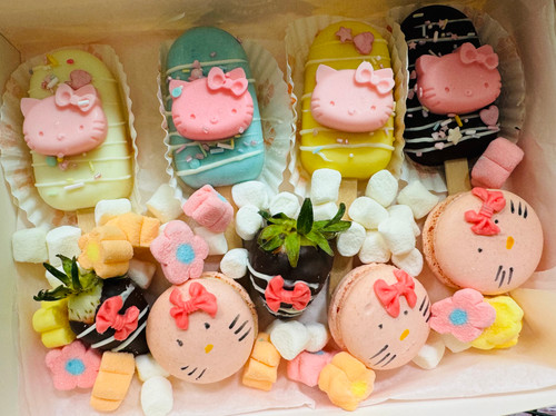 Hello Kitty mixed CAKESICLES macarons and strawberries 🍓 | Last minute ...