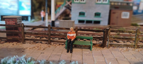 Fig OO 44: OO Gauge hand painted modern female drivers mate sitting ...