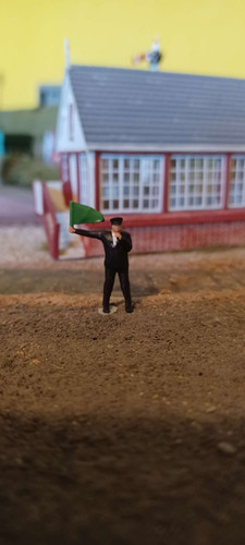Fig: OO23 OO Gauge painted Guard with Green flag. | Moor View Models