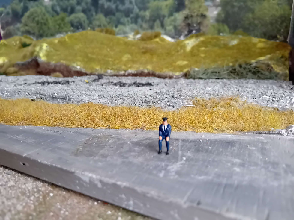 TT3MMO10: TT 3mm hand painted painted early diesel driver sitting hands ...