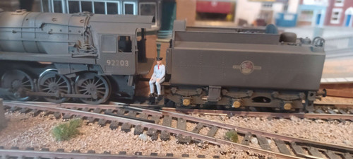 Fig 0017: 00 gauge hand painted steam crew, sitting and resting, hands ...