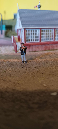 Fig: OO11 OO Gauge painted loco Driver/crew member black jacket hands ...