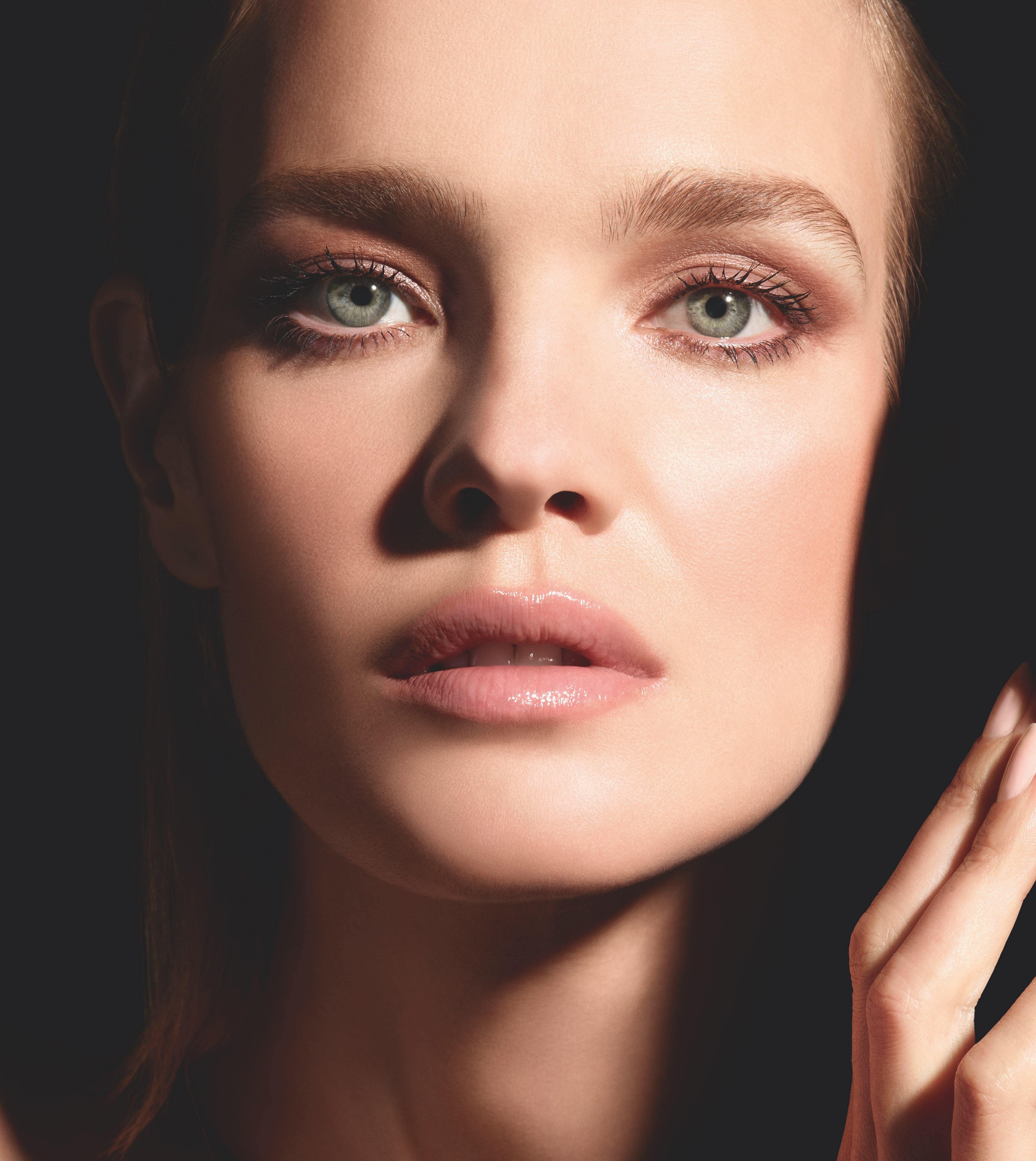 BEAUTY, Our Thoughts on the Guerlain’s Updated Parure Gold Fluid Foundation