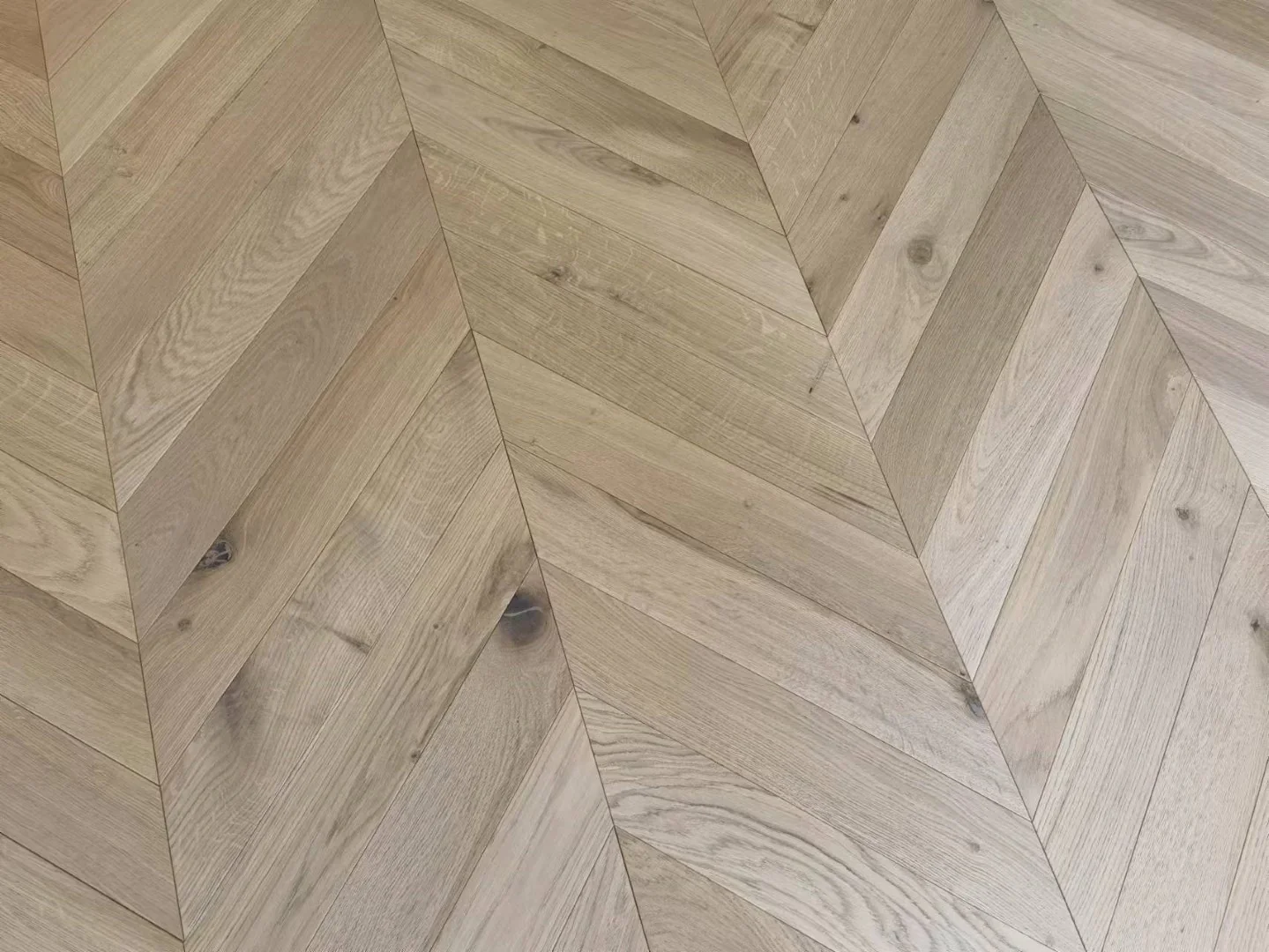 Engineered Oak Chevron 14/3x90x510 Invisible Lightly Brushed Matt Lac ...