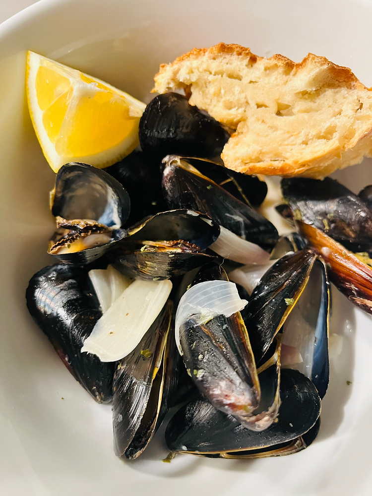 Steamed Mussels with White Wine Broth - Fast and Easy