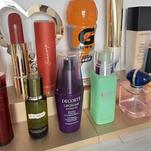 Large-format Window Display Prop Retail Cosmetic Display Factice ...