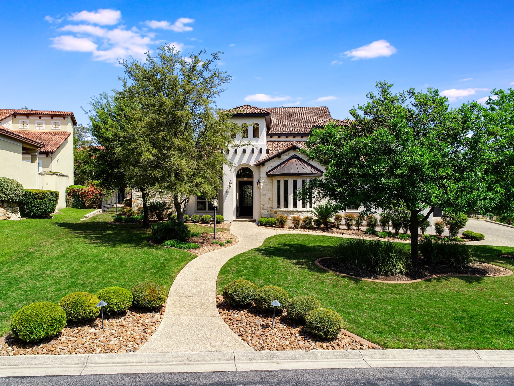 16 Kings View // The Dominion