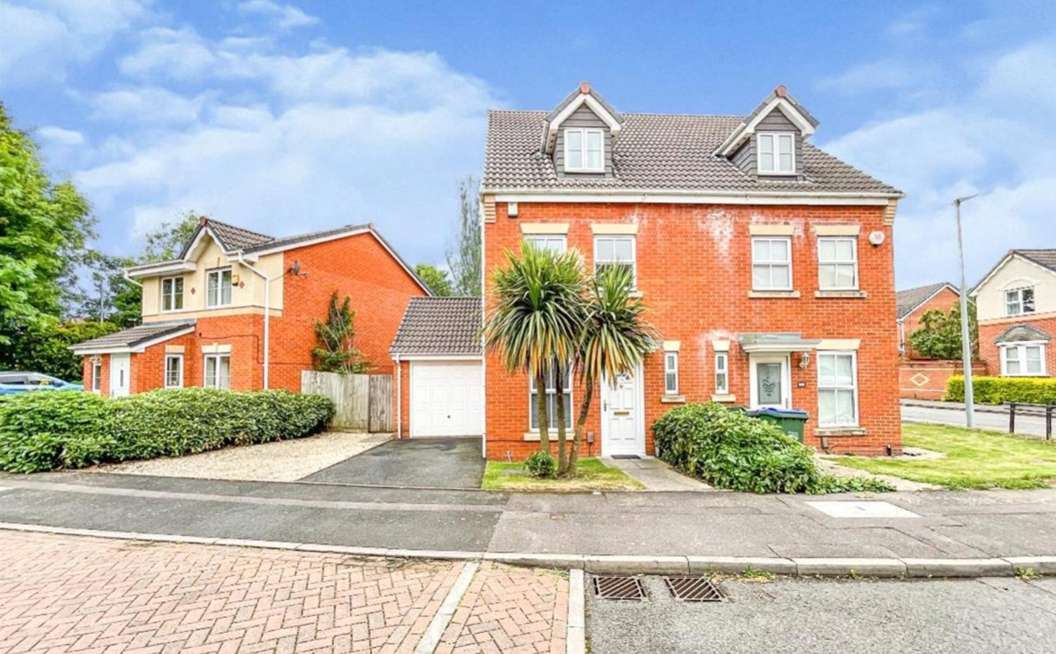 3 BEDROOM SEMI-DETACHED HOUSE WITH DRIVEWAY ON SIDE