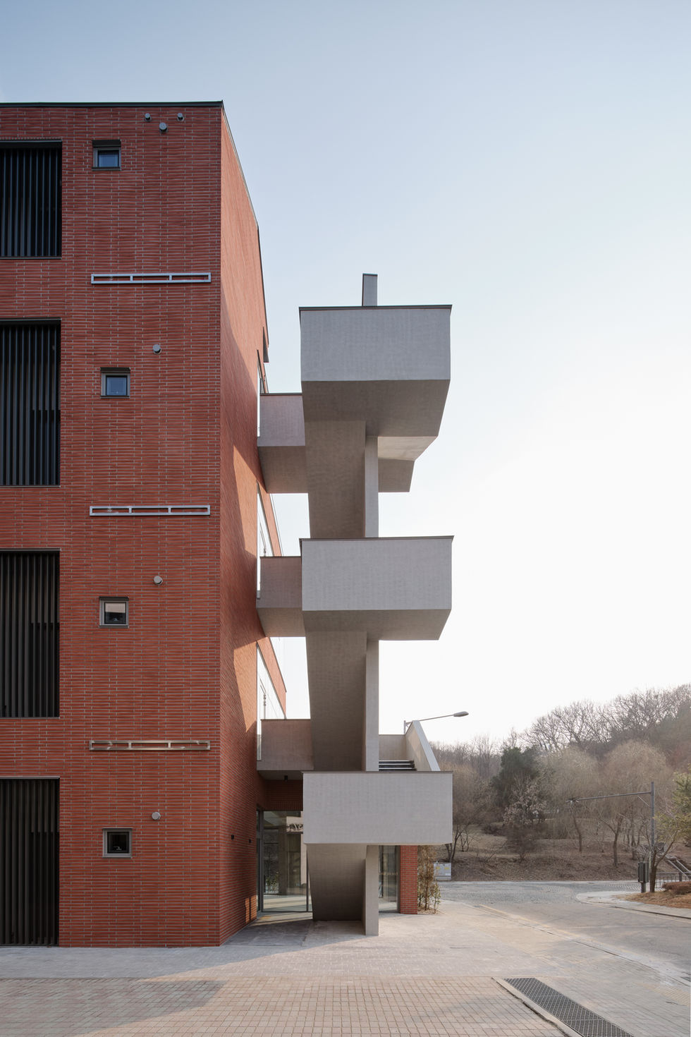 운양동 근린생활시설 : 모담산 앞마당 | Linear Architects