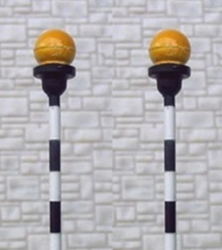 2 x Flashing Belisha Beacons 12/16 volt 00g | SM-Model Railways