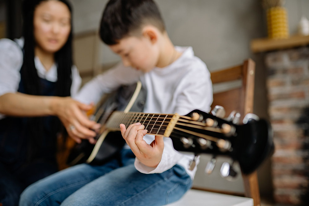 The Social Benefits of Group Guitar Lessons for kids