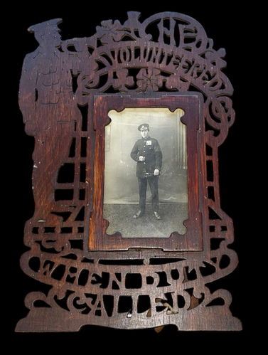 WW1 Photo Frame depicting a soldier, volunteered when duty called, Pow ...